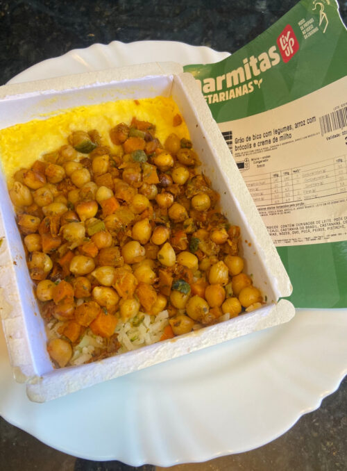 Kit com 20 marmitas vegetarianas da Liv Up por R$ 12,74 cada uma; as turbinadas de 370 g por R ...